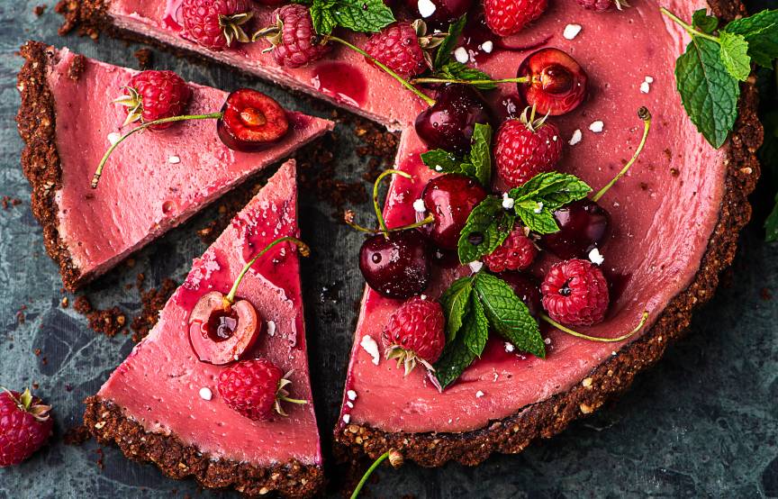 Erfrischender Kirschkäsekuchen mit Himbeeren und Minze – Sommergenuss ...