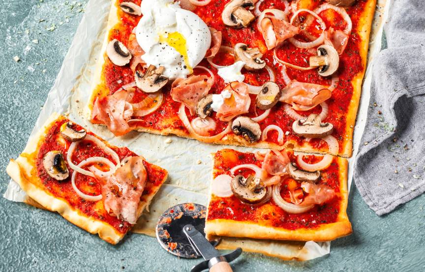 Pizza mit Prosciutto, Pilzen und Burrata | SoIsstItalien